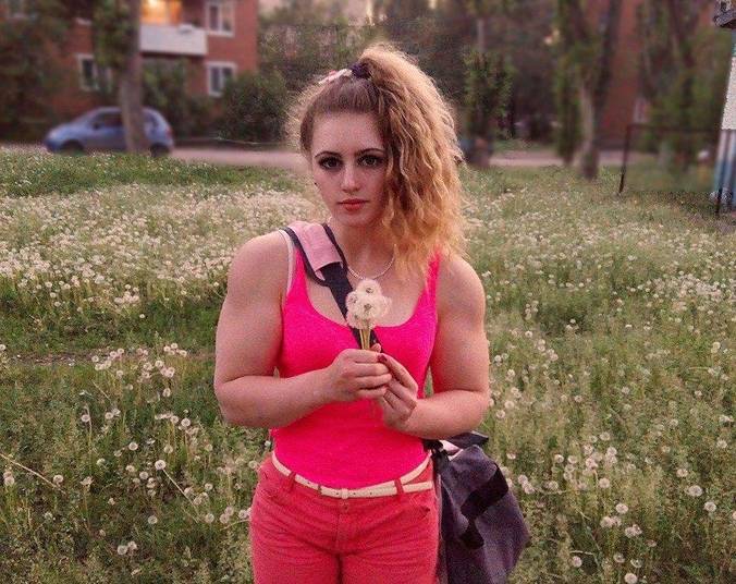 Conheça Julia Vins: a Barbie Musculosa do halterofilismo