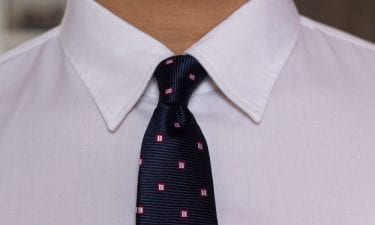 Como dar nó em gravata: 4 formas fáceis e sem mistério