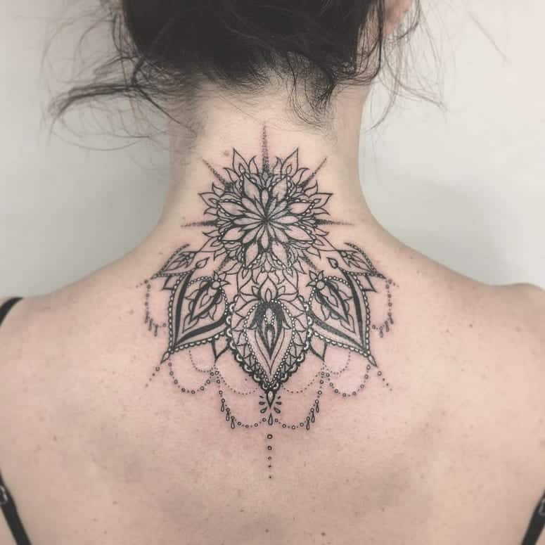 Tatuagem na nuca - 70 ideias delicadas para te inspirar a fazer a sua