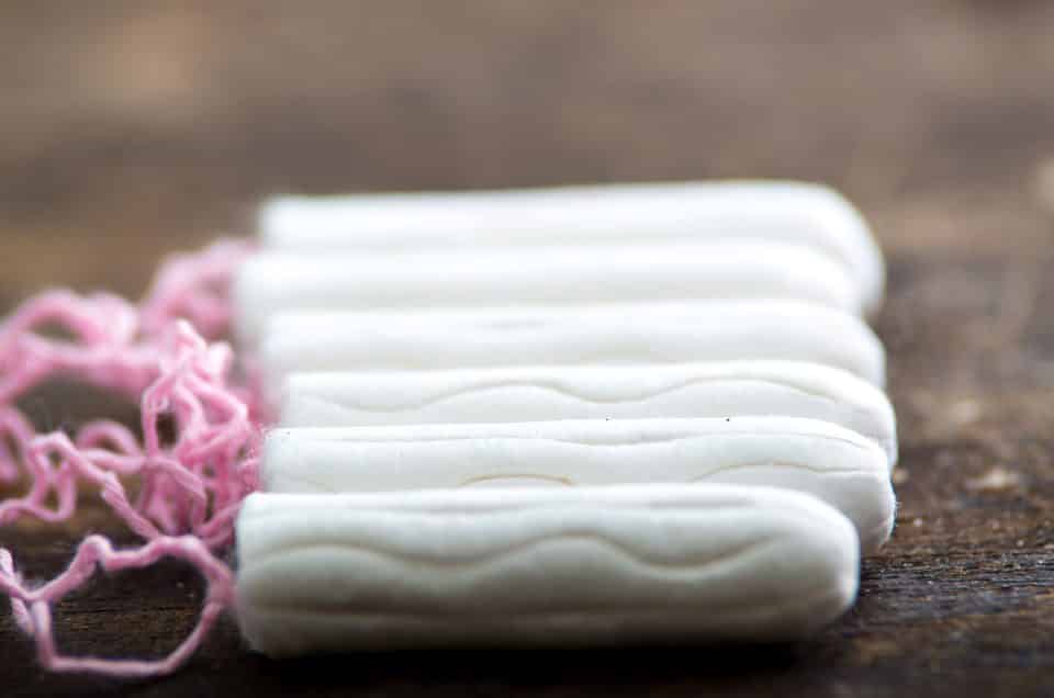Como colocar absorvente interno de forma segura e sem incômodos